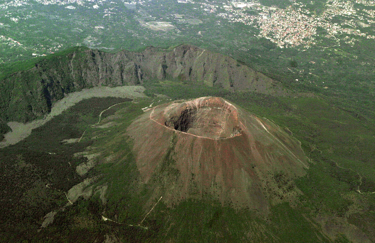 private day tour to Pompeii Vesuvius lacryma christi wine taste